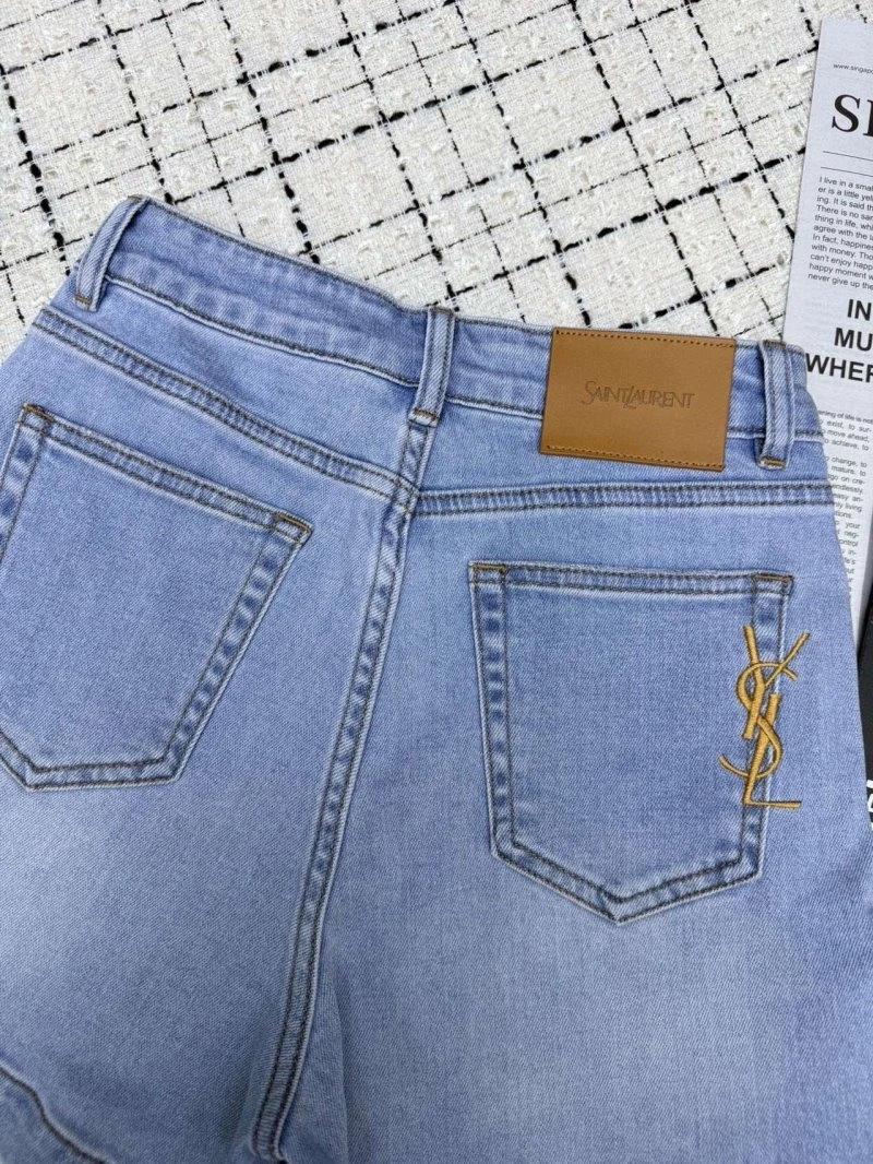 Indistinguishable Unclassified Brand Short Pants