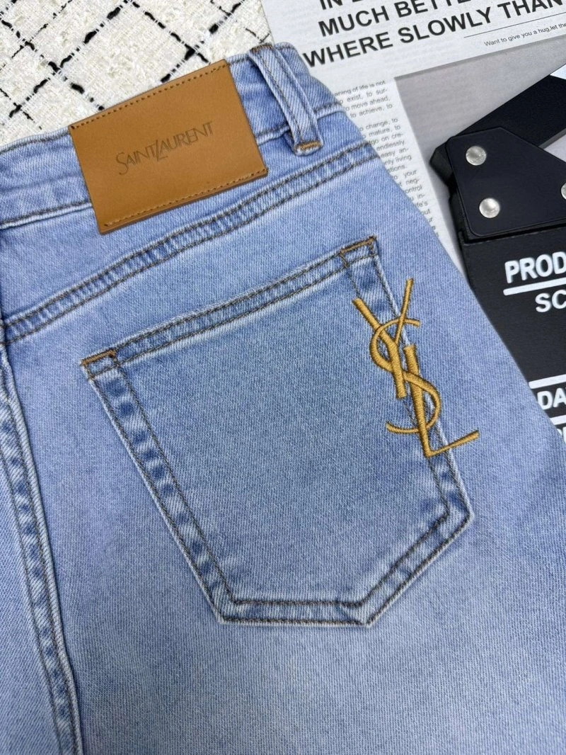 Indistinguishable Unclassified Brand Short Pants