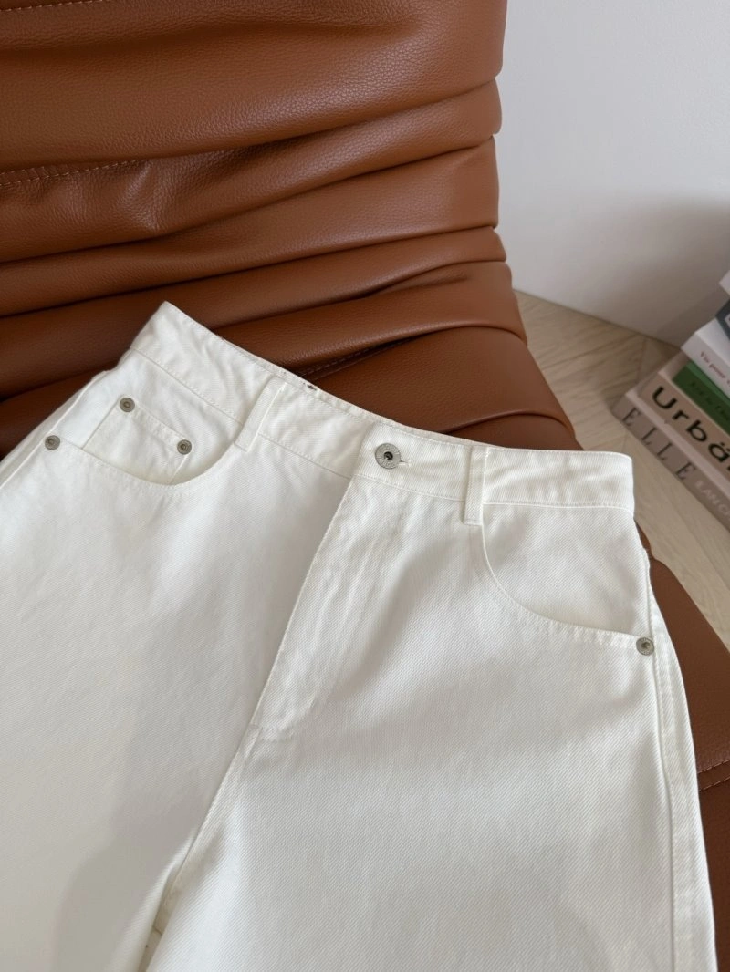 Value-priced Unclassified Brand Short Pants