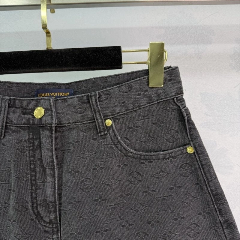 Indistinguishable Unclassified Brand Short Pants