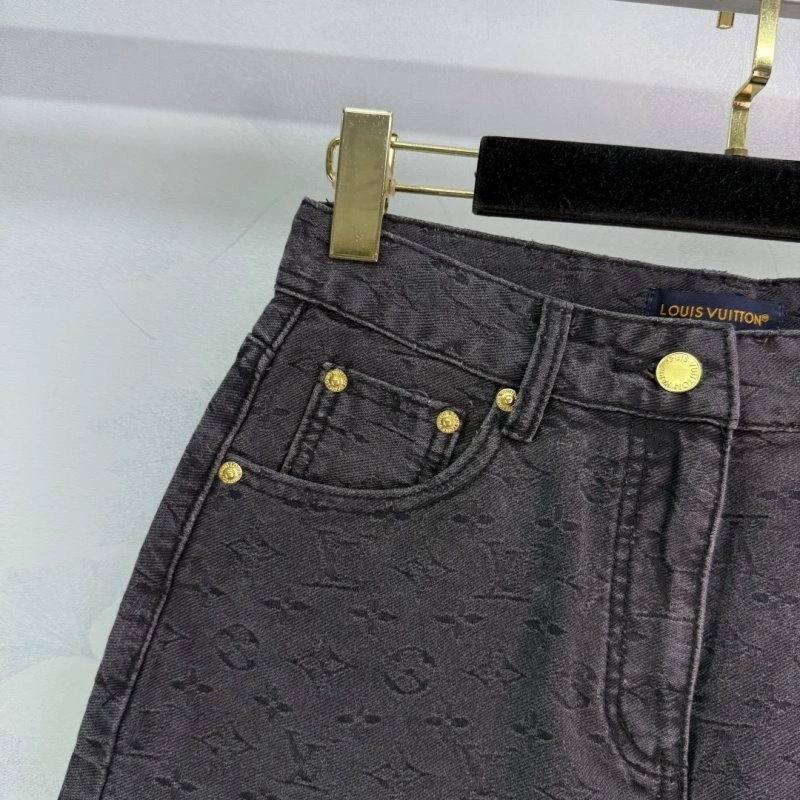 Indistinguishable Unclassified Brand Short Pants