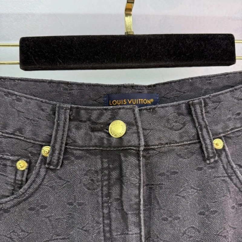 Indistinguishable Unclassified Brand Short Pants
