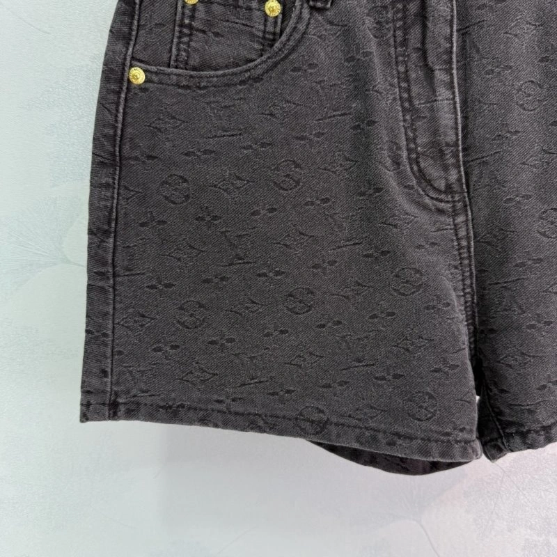 Indistinguishable Unclassified Brand Short Pants