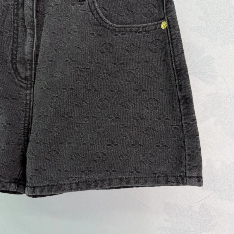 Indistinguishable Unclassified Brand Short Pants