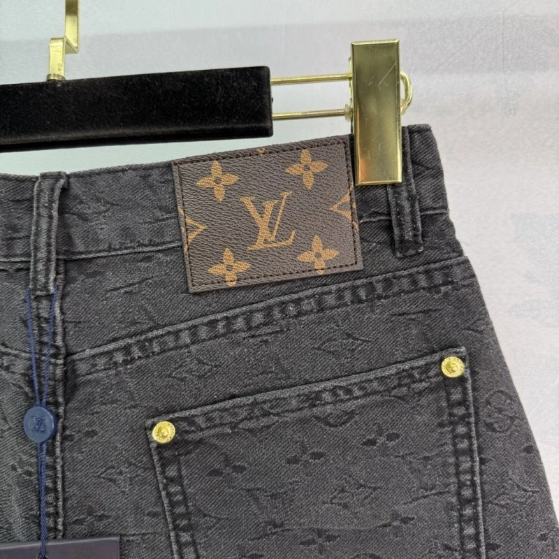 Indistinguishable Unclassified Brand Short Pants