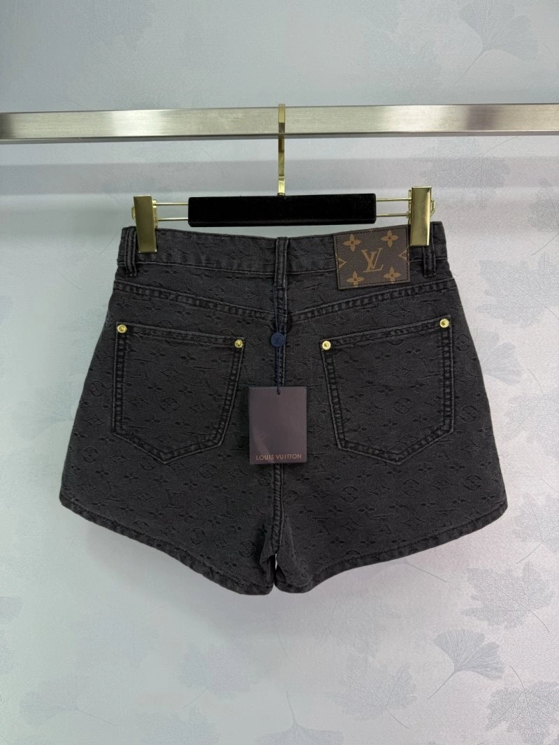 Indistinguishable Unclassified Brand Short Pants