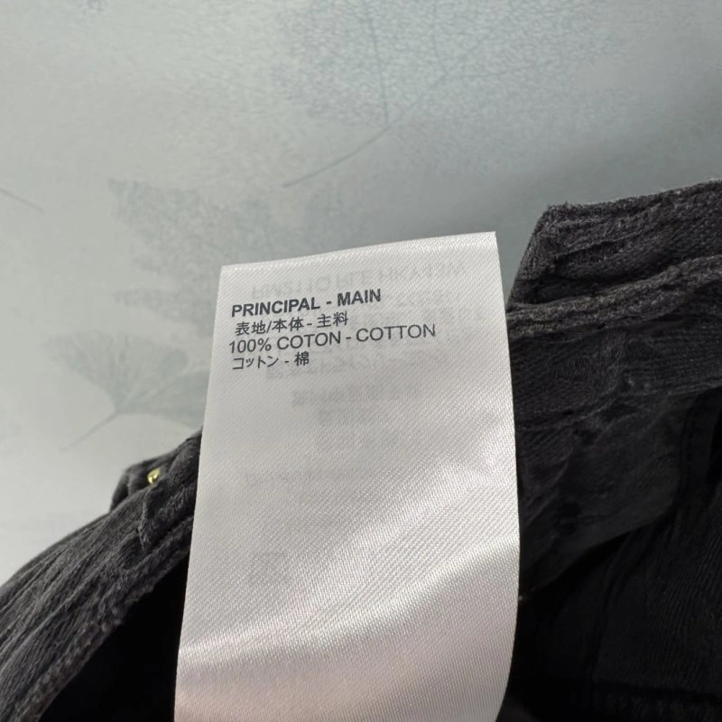 Indistinguishable Unclassified Brand Short Pants