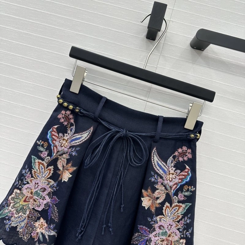 Indistinguishable Unclassified Brand Short Pants