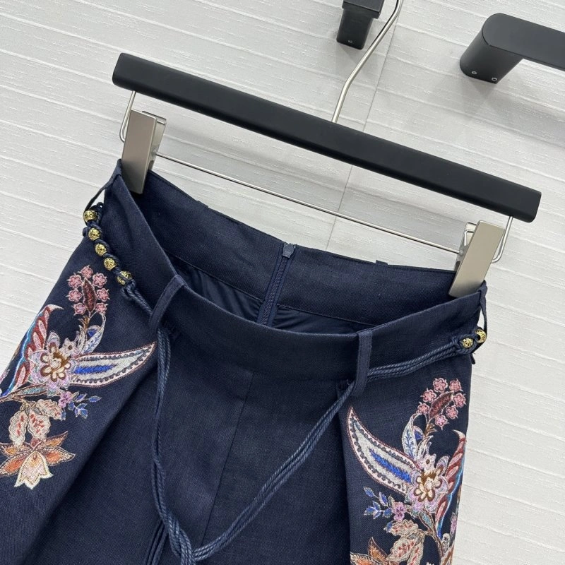 Indistinguishable Unclassified Brand Short Pants
