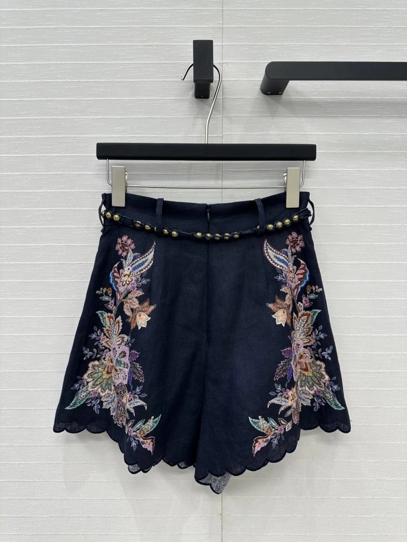 Indistinguishable Unclassified Brand Short Pants