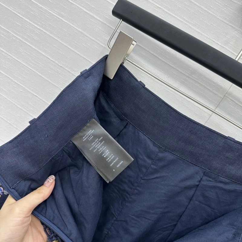 Indistinguishable Unclassified Brand Short Pants