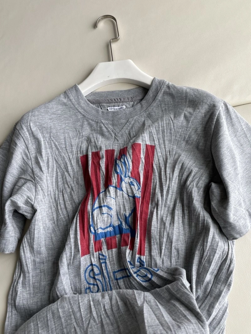 Indistinguishable Unclassified Brand T-Shirts