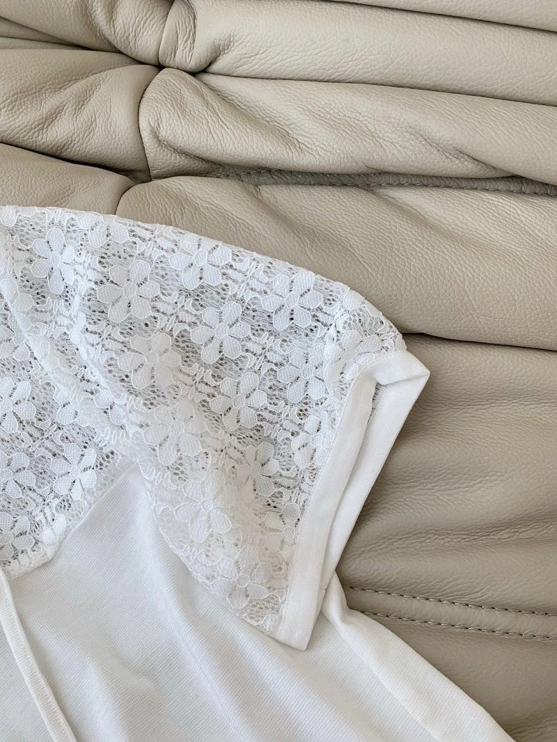 Accurate model Unclassified Brand T-Shirts