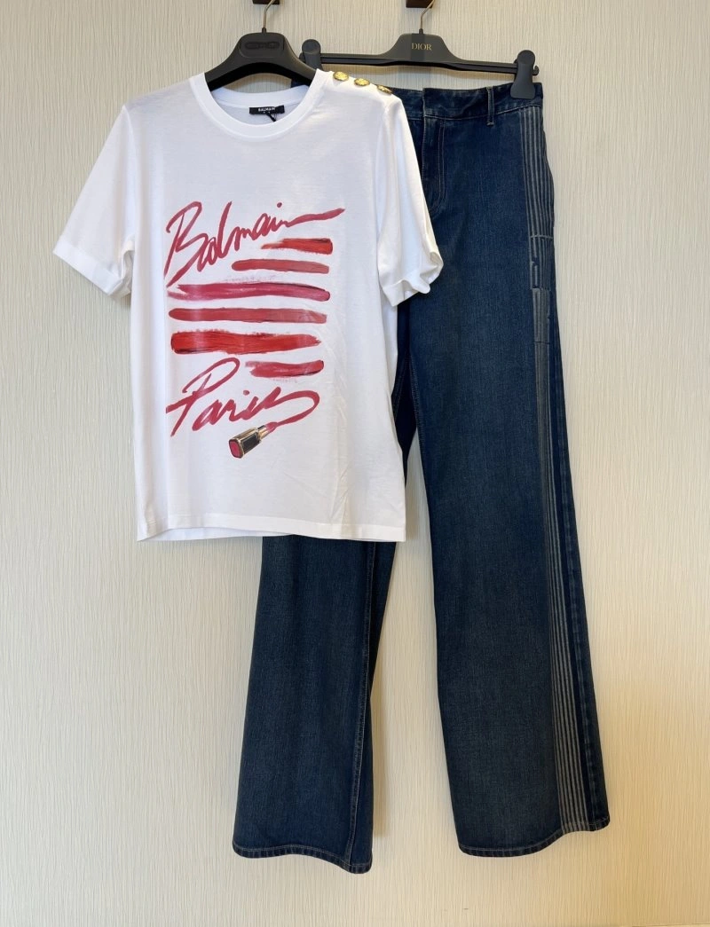 Accurate model Unclassified Brand T-Shirts
