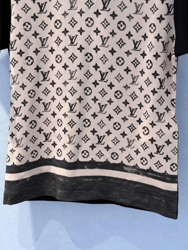 Accurate model Unclassified Brand T-Shirts