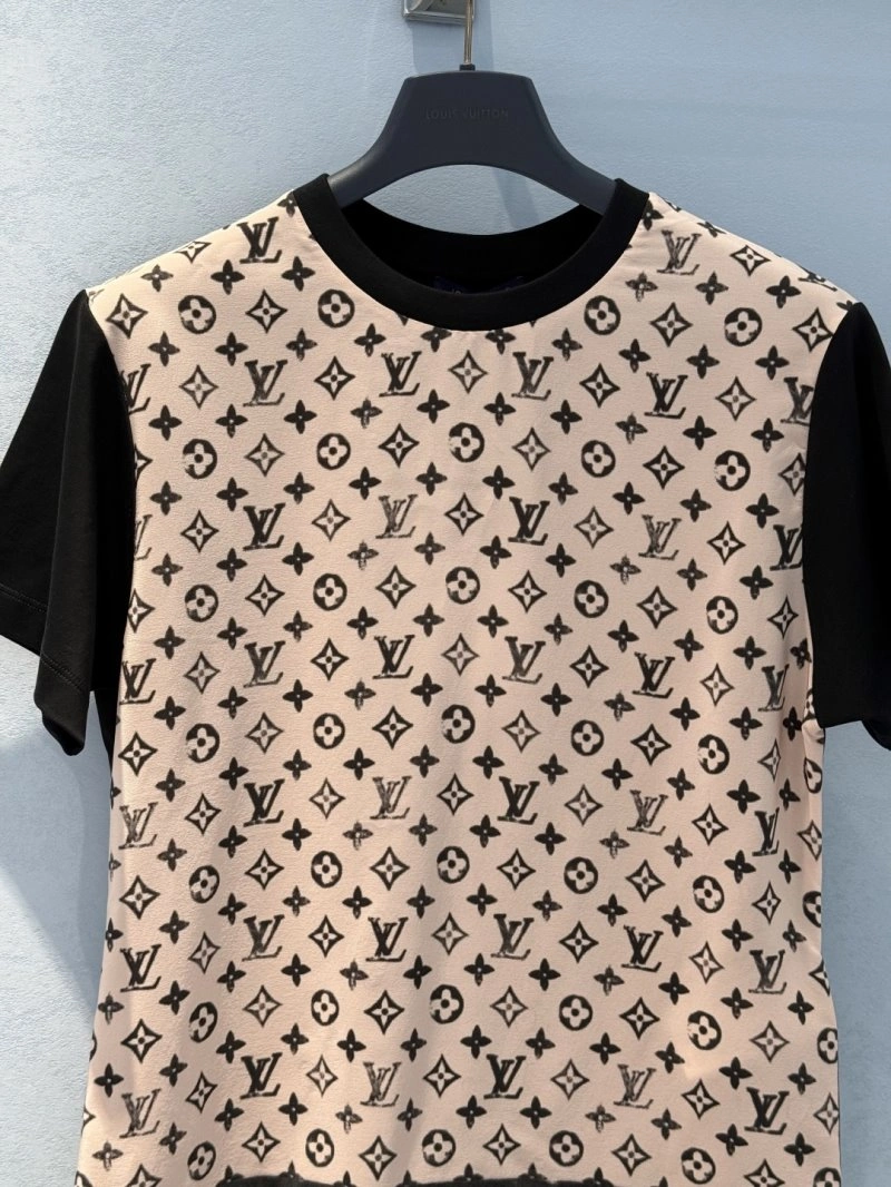 Accurate model Unclassified Brand T-Shirts