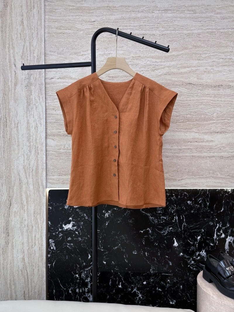 Indistinguishable Unclassified Brand T-Shirts