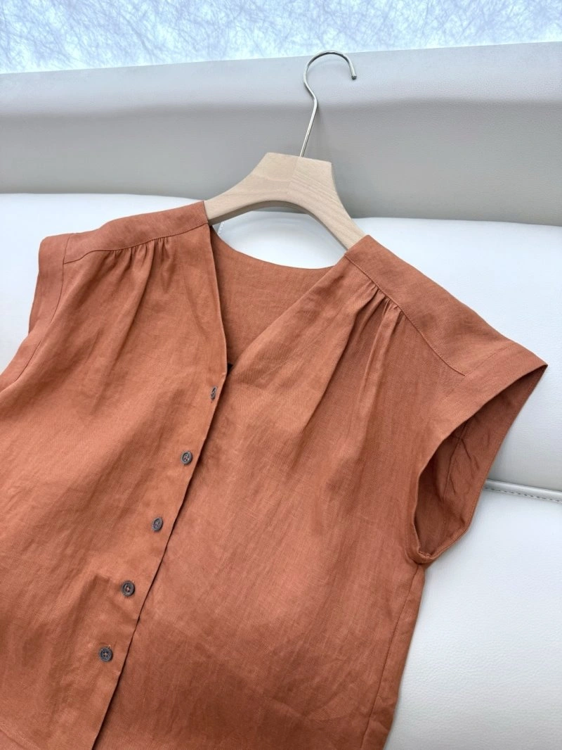 Indistinguishable Unclassified Brand T-Shirts