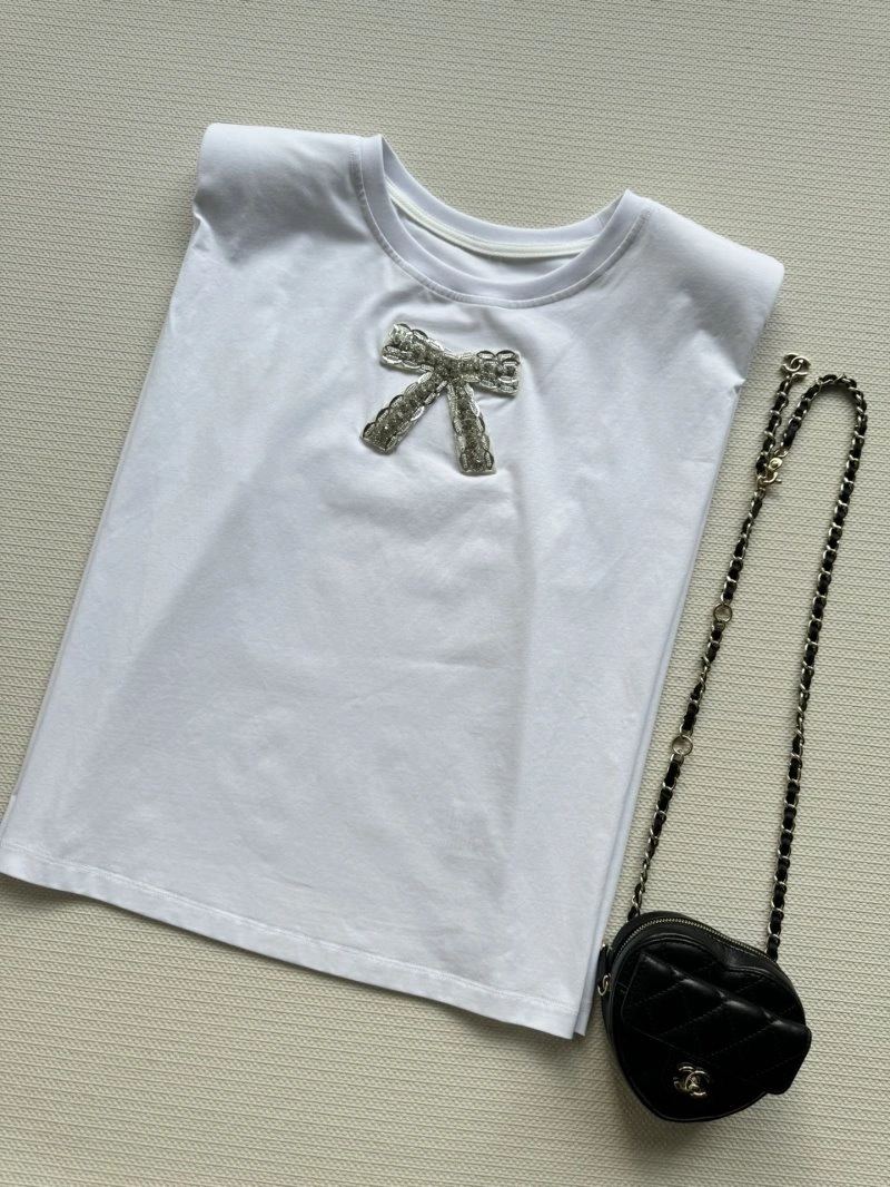 Accurate model Unclassified Brand T-Shirts