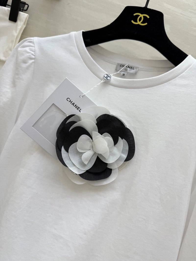 Indistinguishable Unclassified Brand T-Shirts