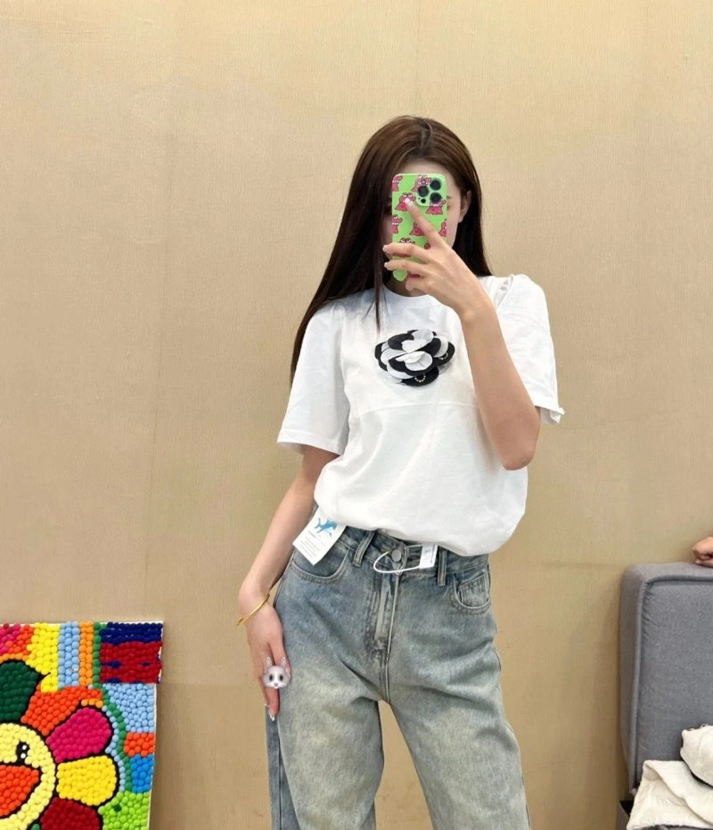 Indistinguishable Unclassified Brand T-Shirts