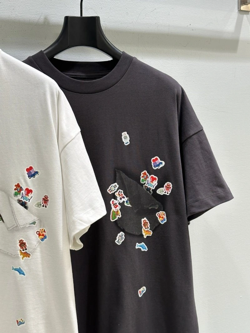 Indistinguishable Unclassified Brand T-Shirts