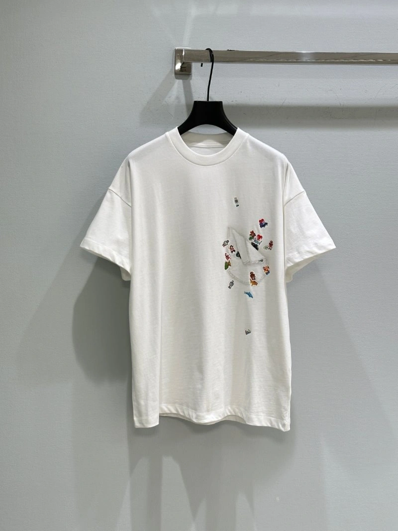 Indistinguishable Unclassified Brand T-Shirts