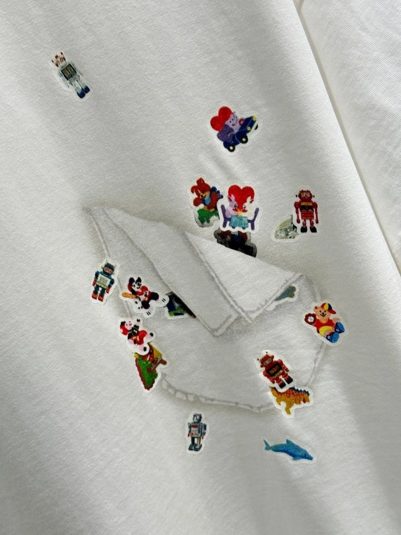 Indistinguishable Unclassified Brand T-Shirts