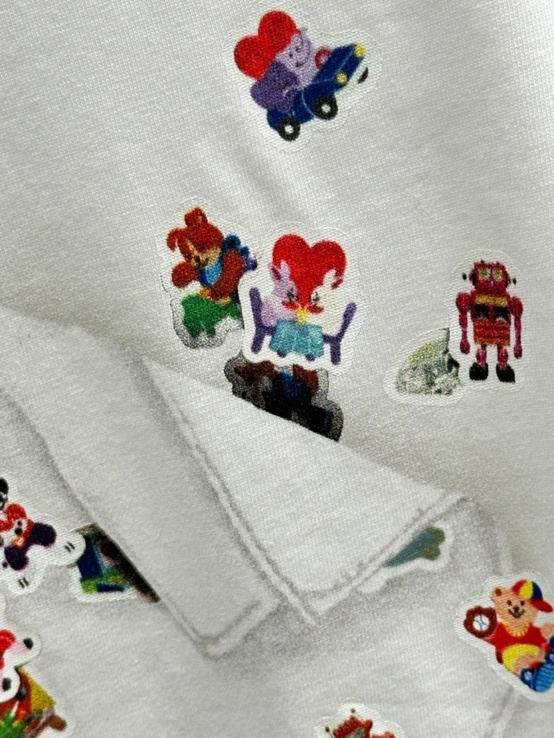 Indistinguishable Unclassified Brand T-Shirts