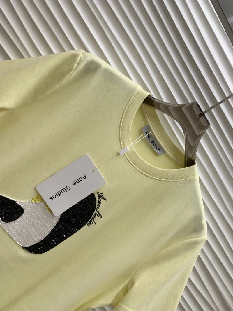 Indistinguishable Unclassified Brand T-Shirts