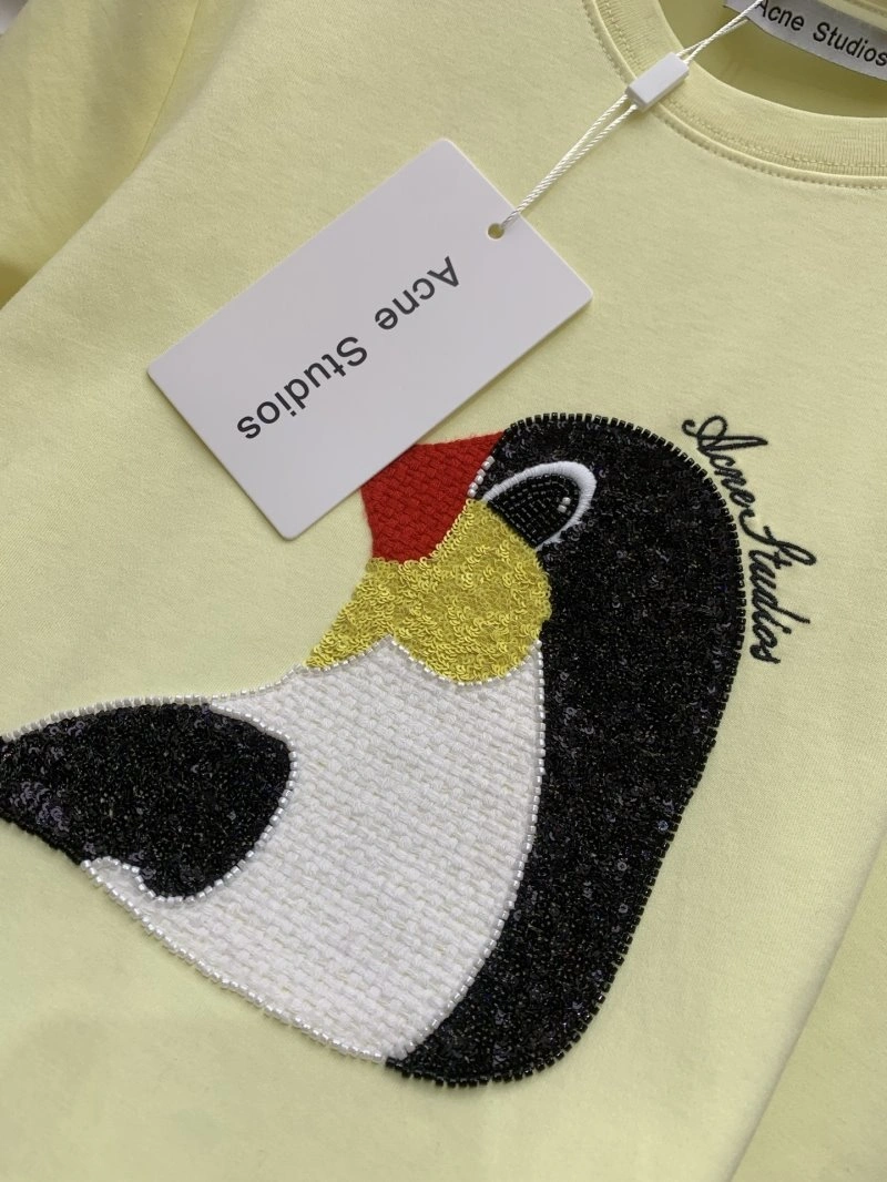 Indistinguishable Unclassified Brand T-Shirts