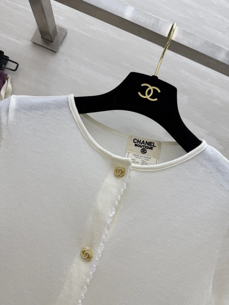 Indistinguishable Unclassified Brand T-Shirts