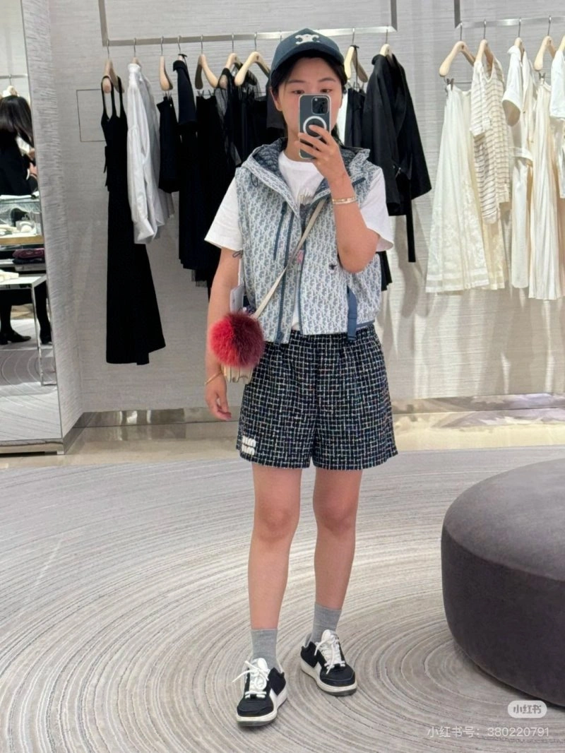 Low-cost Unclassified Brand Vest