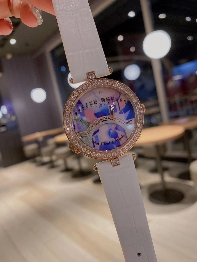 Indistinguishable VAN CLEEF ARPELS Watches