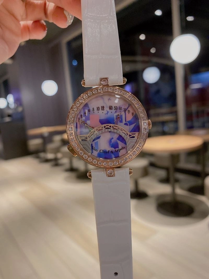 Indistinguishable VAN CLEEF ARPELS Watches