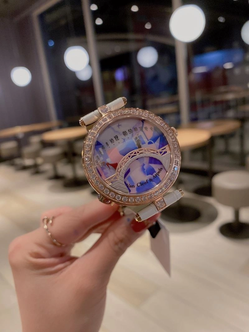 Indistinguishable VAN CLEEF ARPELS Watches