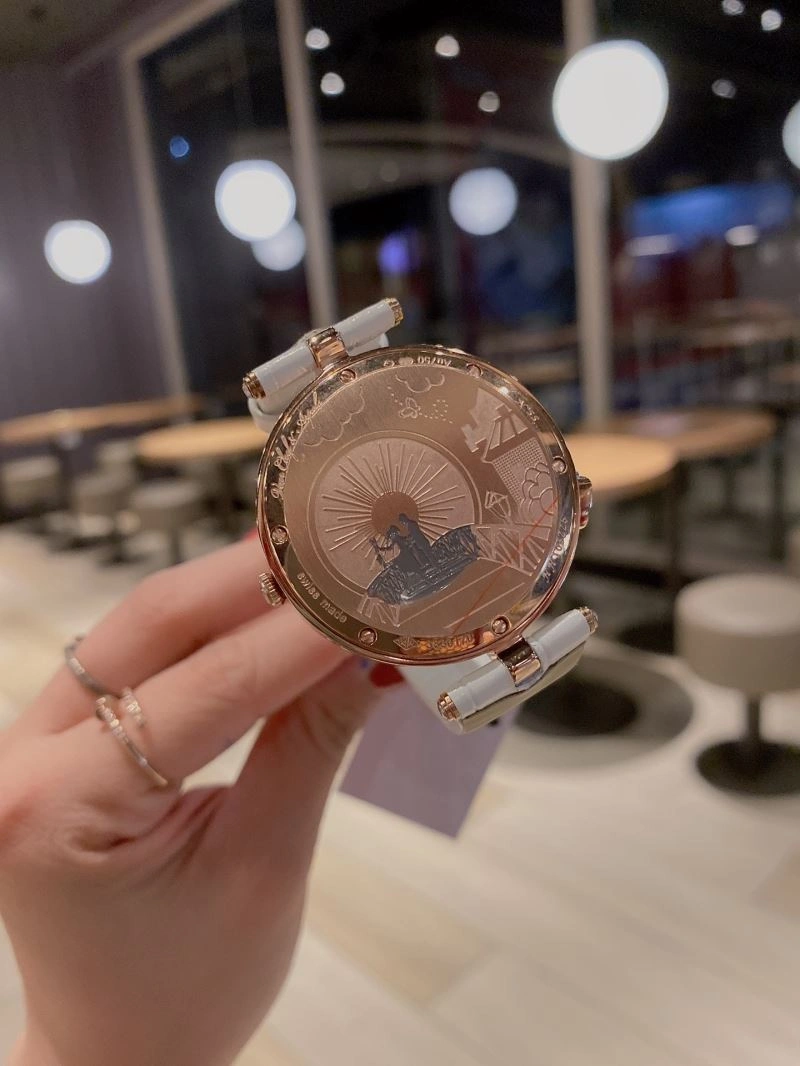 Indistinguishable VAN CLEEF ARPELS Watches