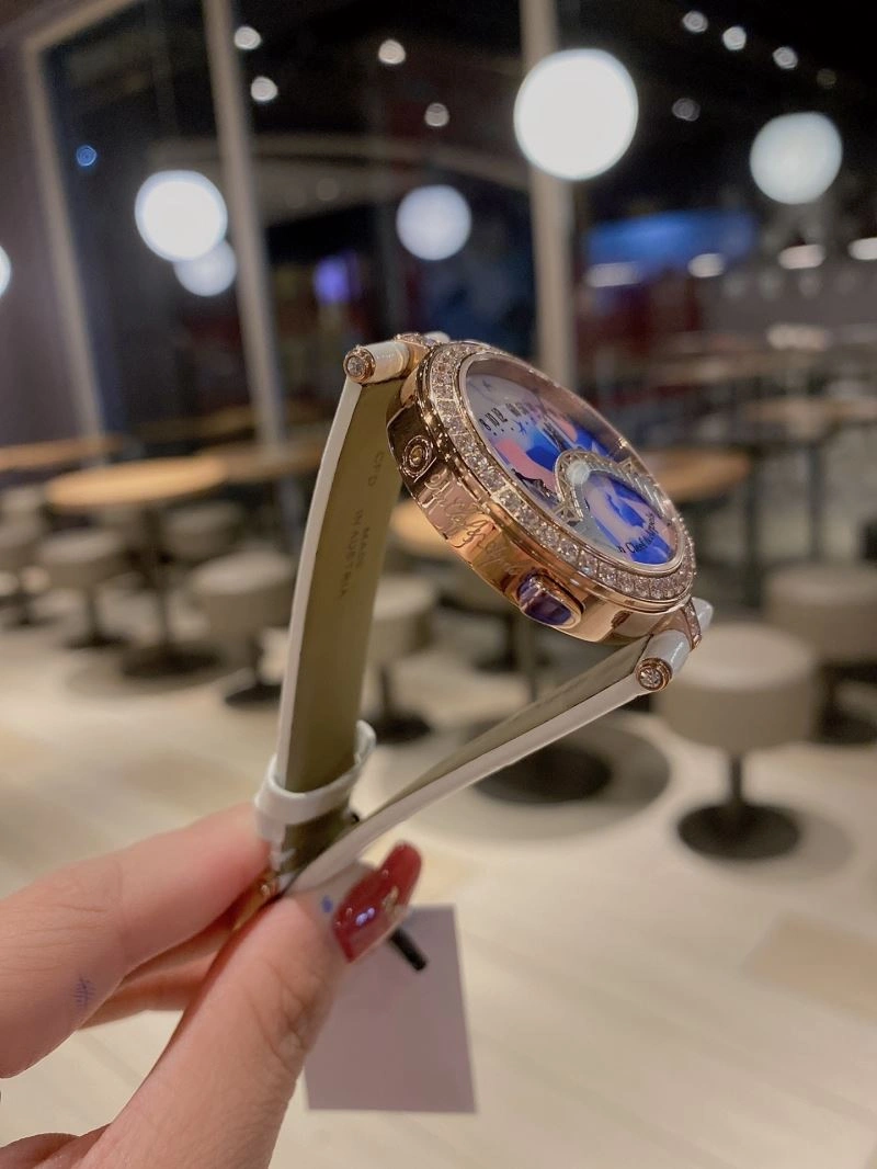 Indistinguishable VAN CLEEF ARPELS Watches