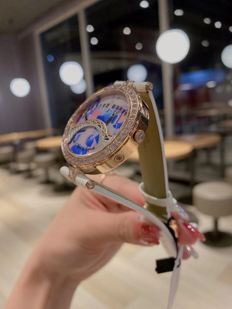 Indistinguishable VAN CLEEF ARPELS Watches