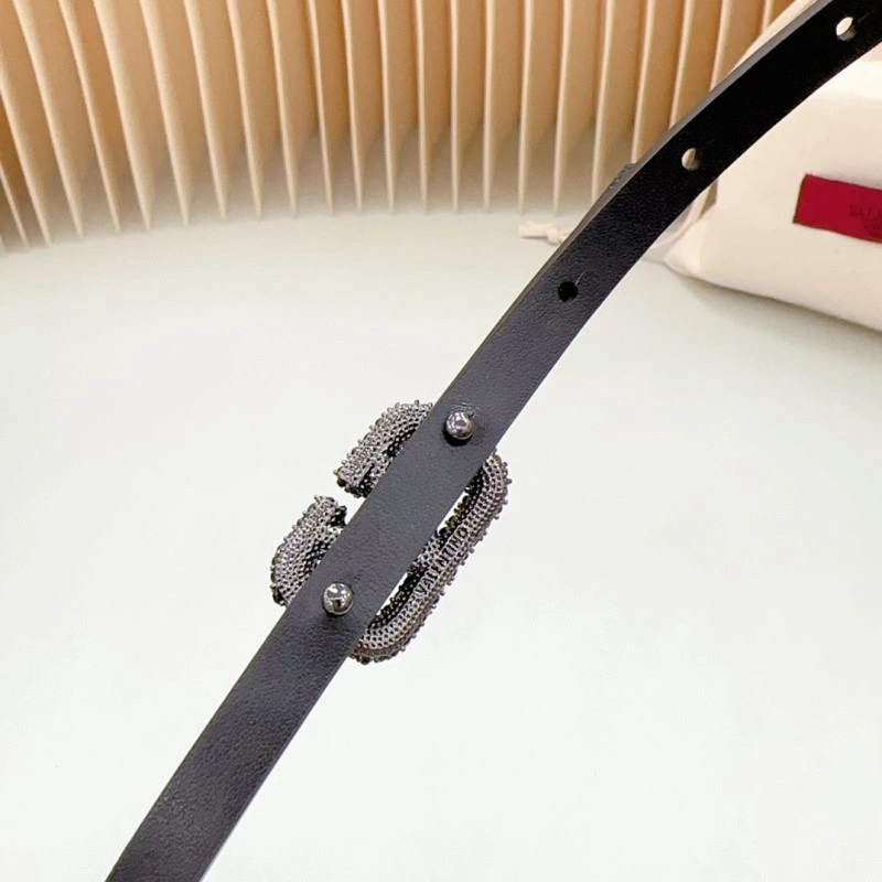 Accurate model Valentino Belts
