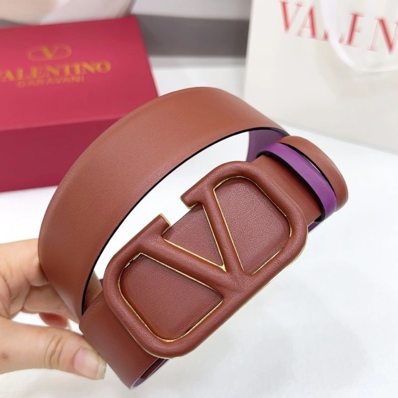 Accurate model Valentino Belts