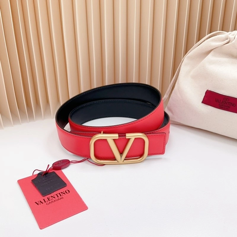 Accurate model Valentino Belts