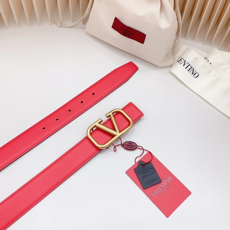 Accurate model Valentino Belts