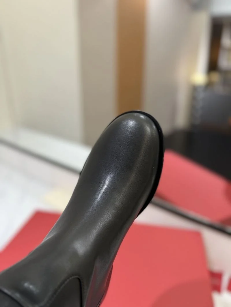 Accurate model Valentino Boots