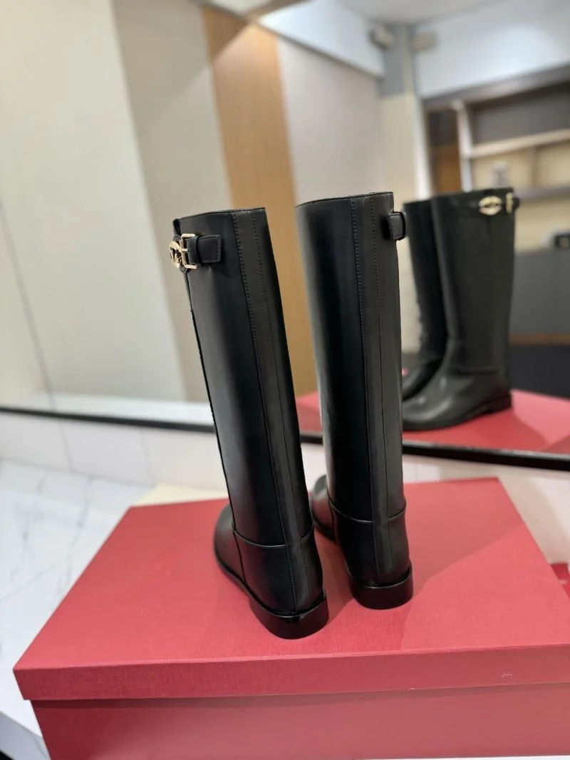 Accurate model Valentino Boots