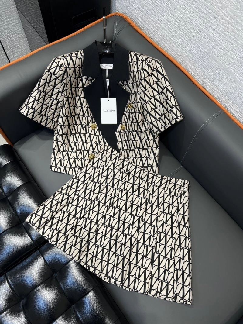 Low-cost Valentino Dress Suits