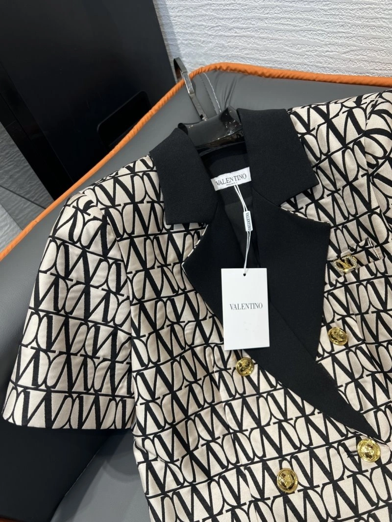 Low-cost Valentino Dress Suits