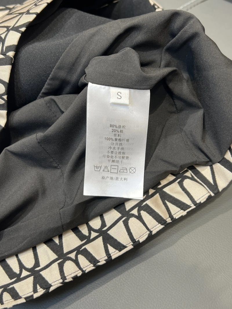 Low-cost Valentino Dress Suits
