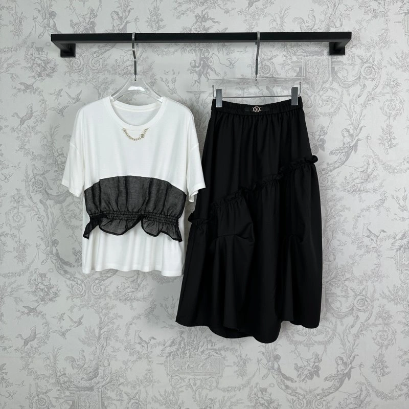 Inexpensive Valentino Dress Suits