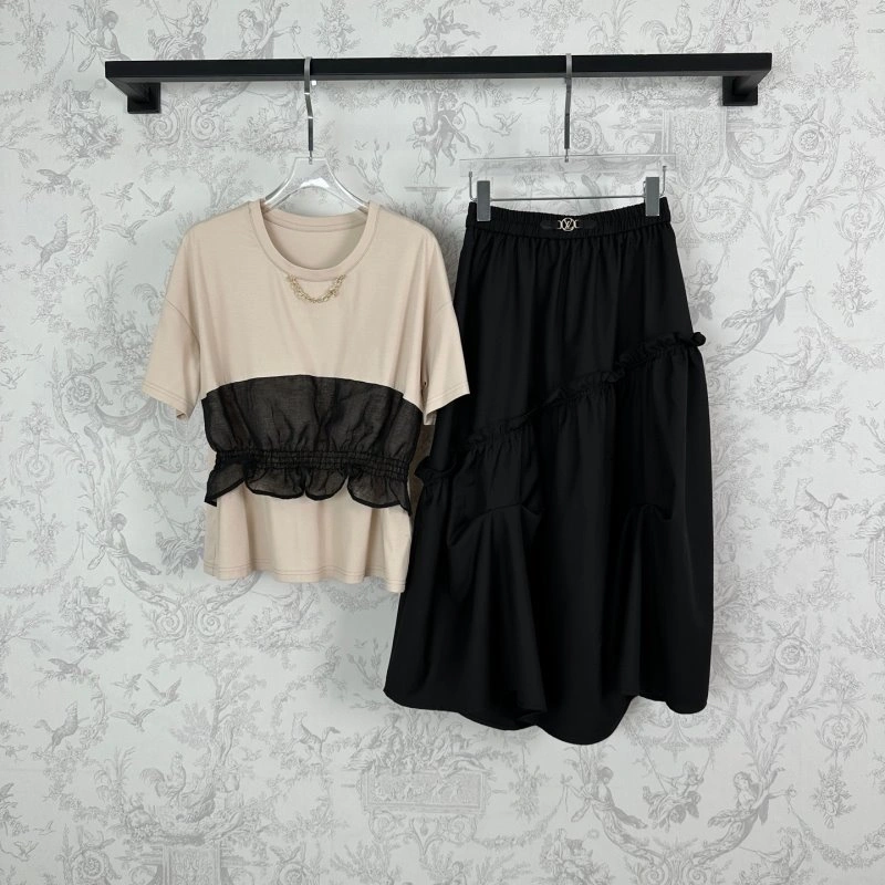 Inexpensive Valentino Dress Suits